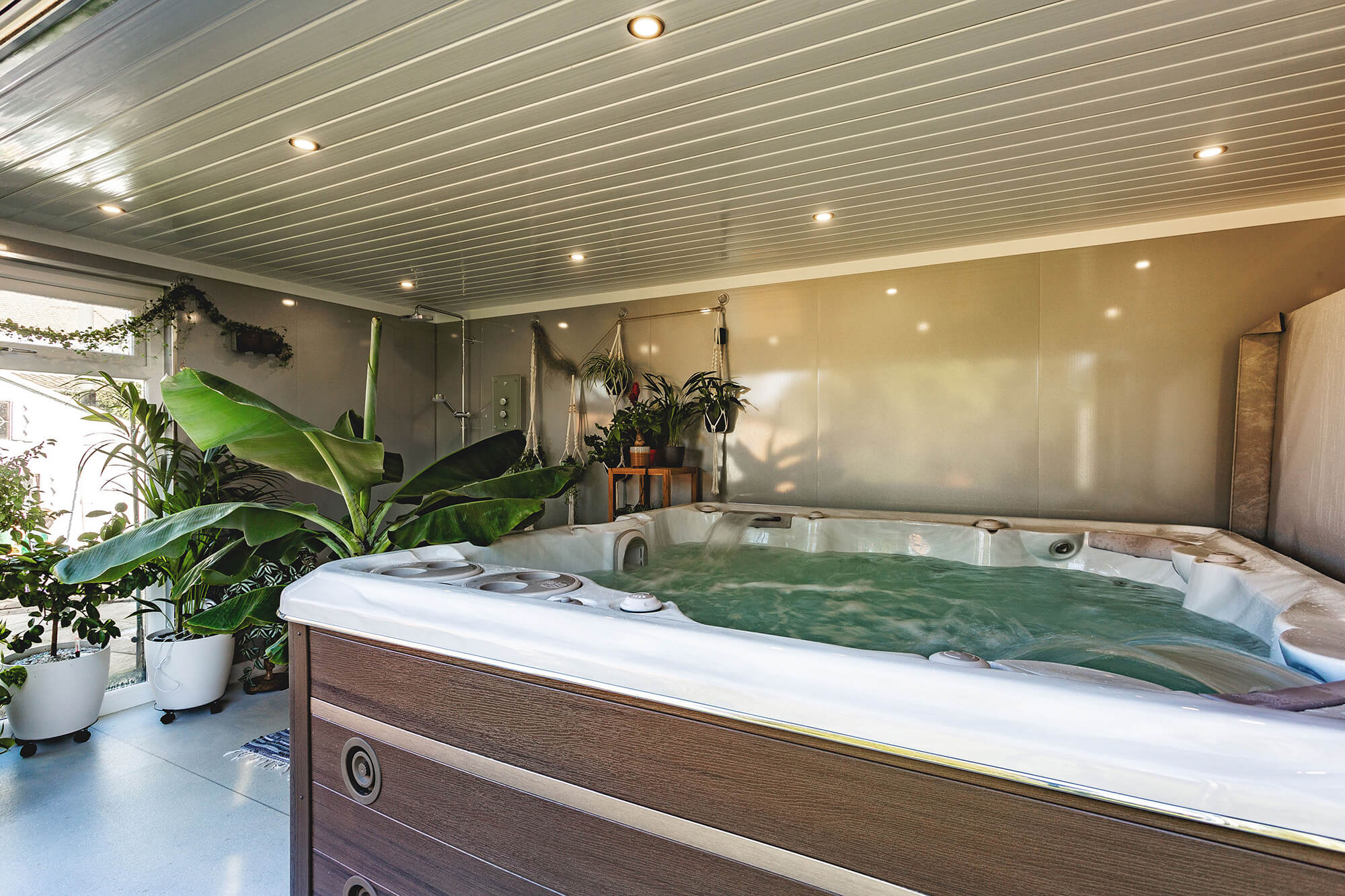 Emily's Garden Room Spa With Hot Tub
