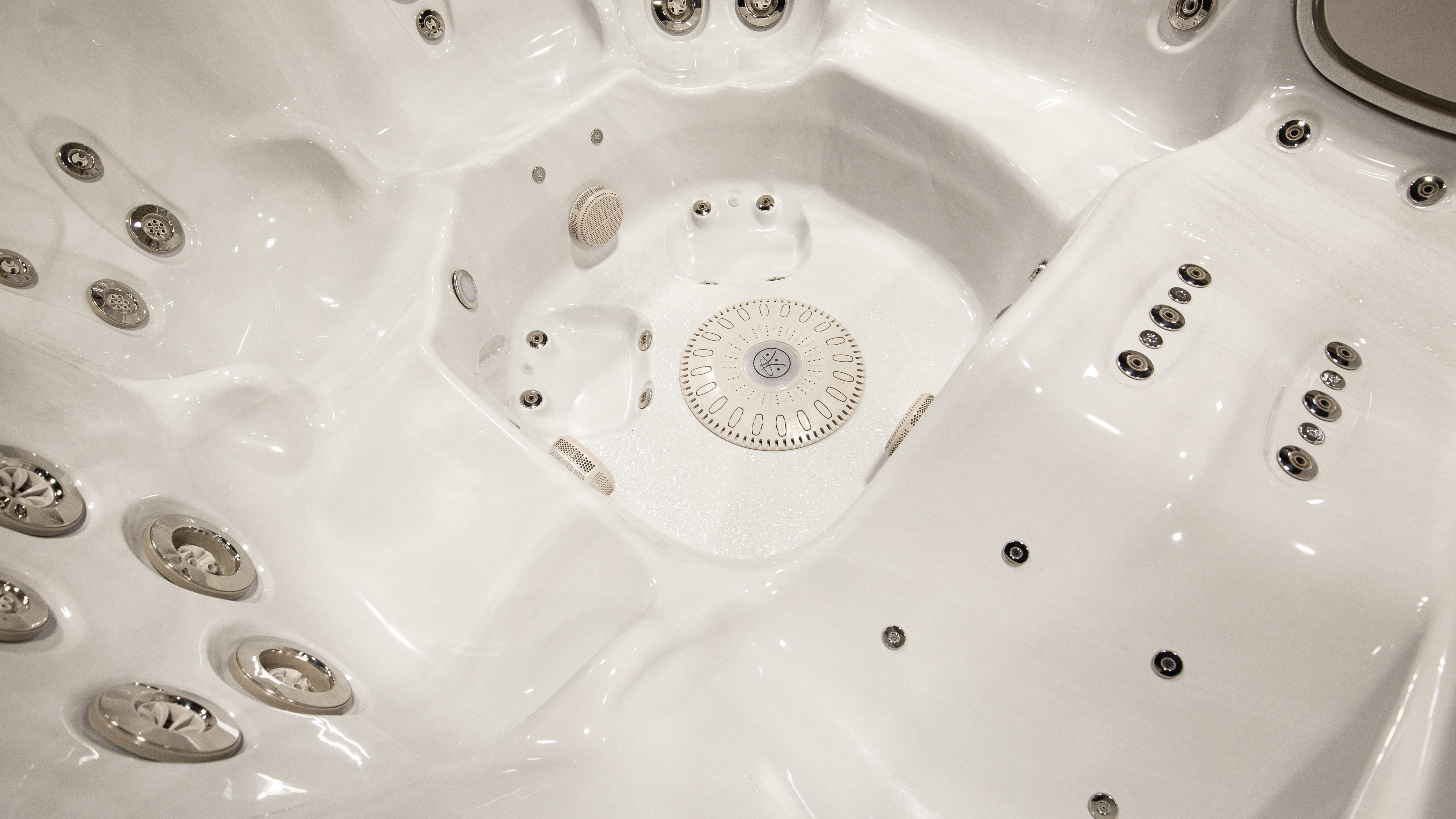 Hydropool Signature Self-Clean Hot Tub 679 -The Perfect Family Hot Tub